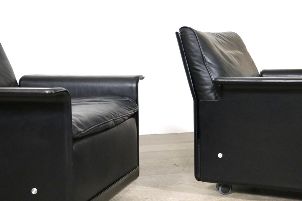 Pair of Dieter Rams model 620 lounge chairs in black leather for Vitsoe ...