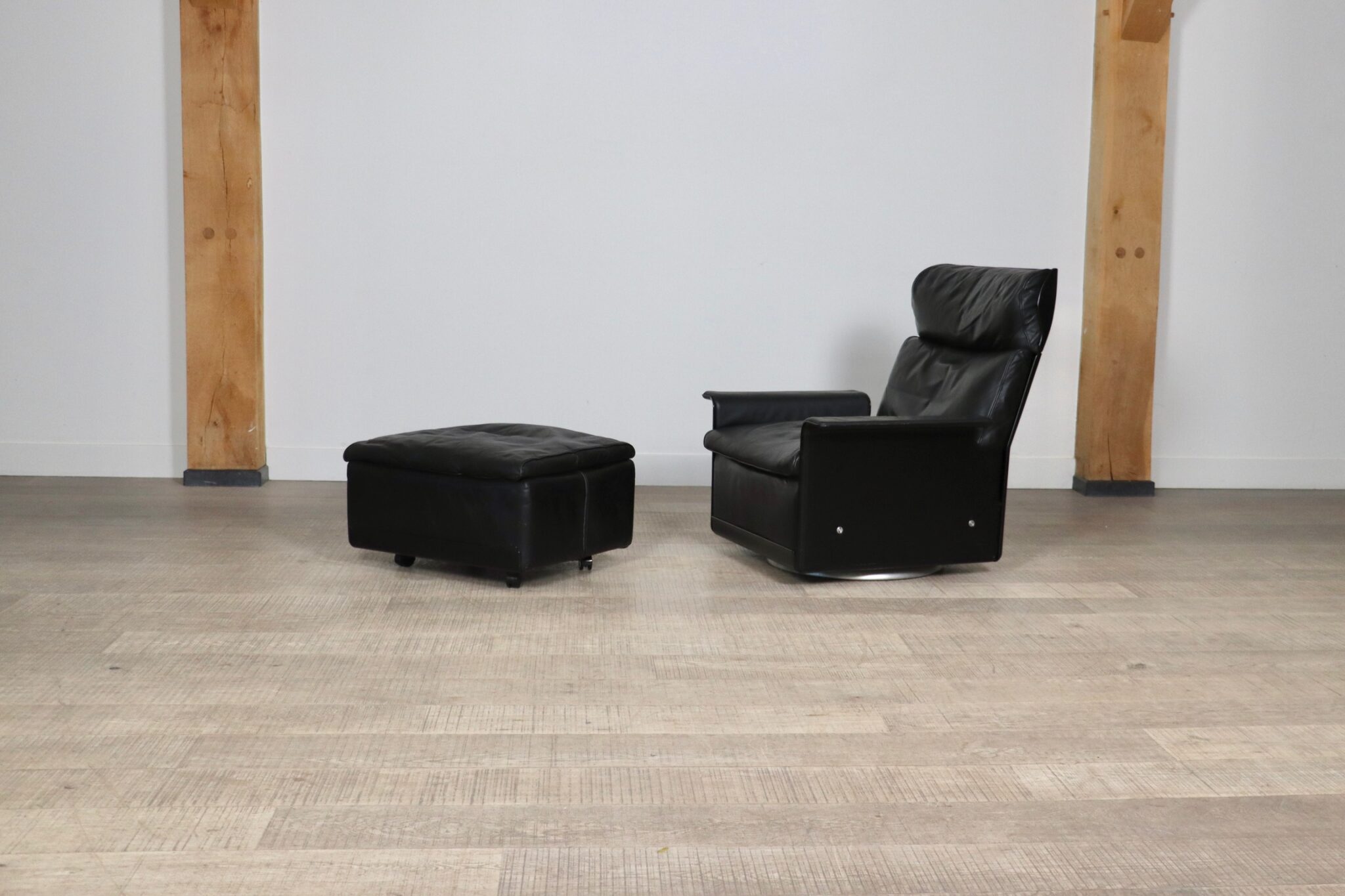 Dieter Rams model 620 swivel lounge chair with ottoman in Black leather ...