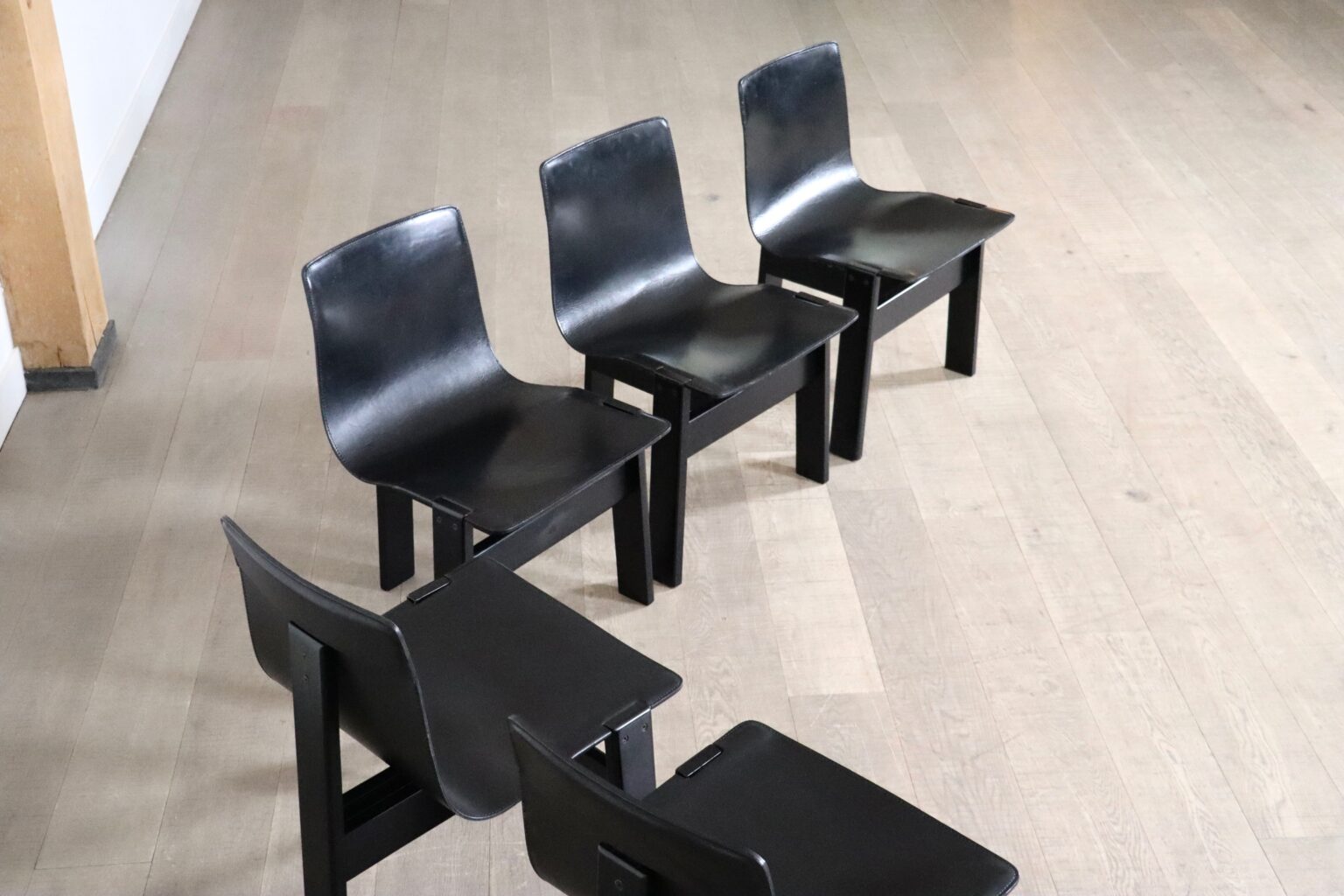 Set of 6 ‘Tre 3’ chairs in black leather by Angelo Mangiarotti for ...