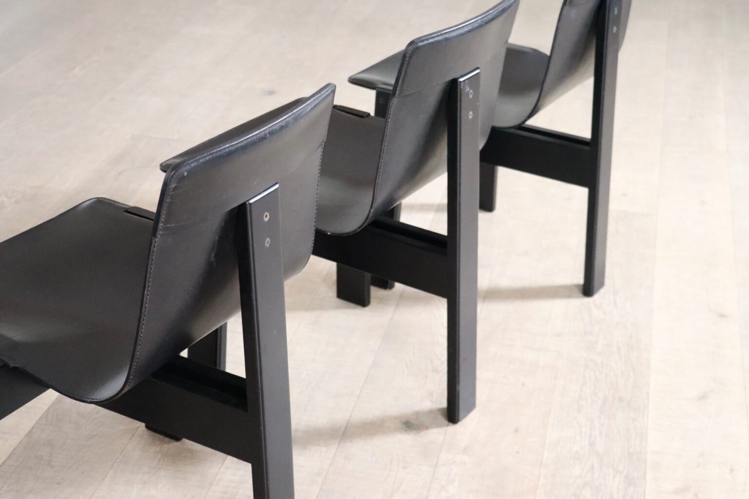 Set of 6 ‘Tre 3’ chairs in black leather by Angelo Mangiarotti for ...